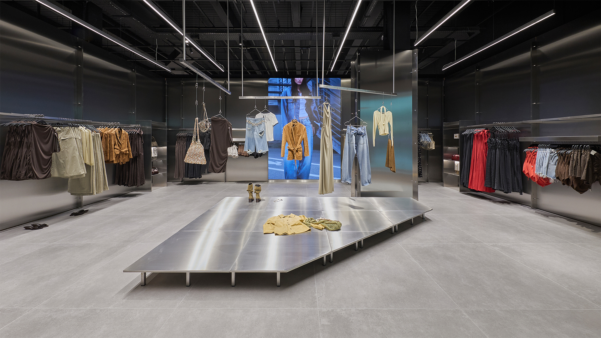 In pictures: Zara debuts new high-tech store concept in Manchester ...